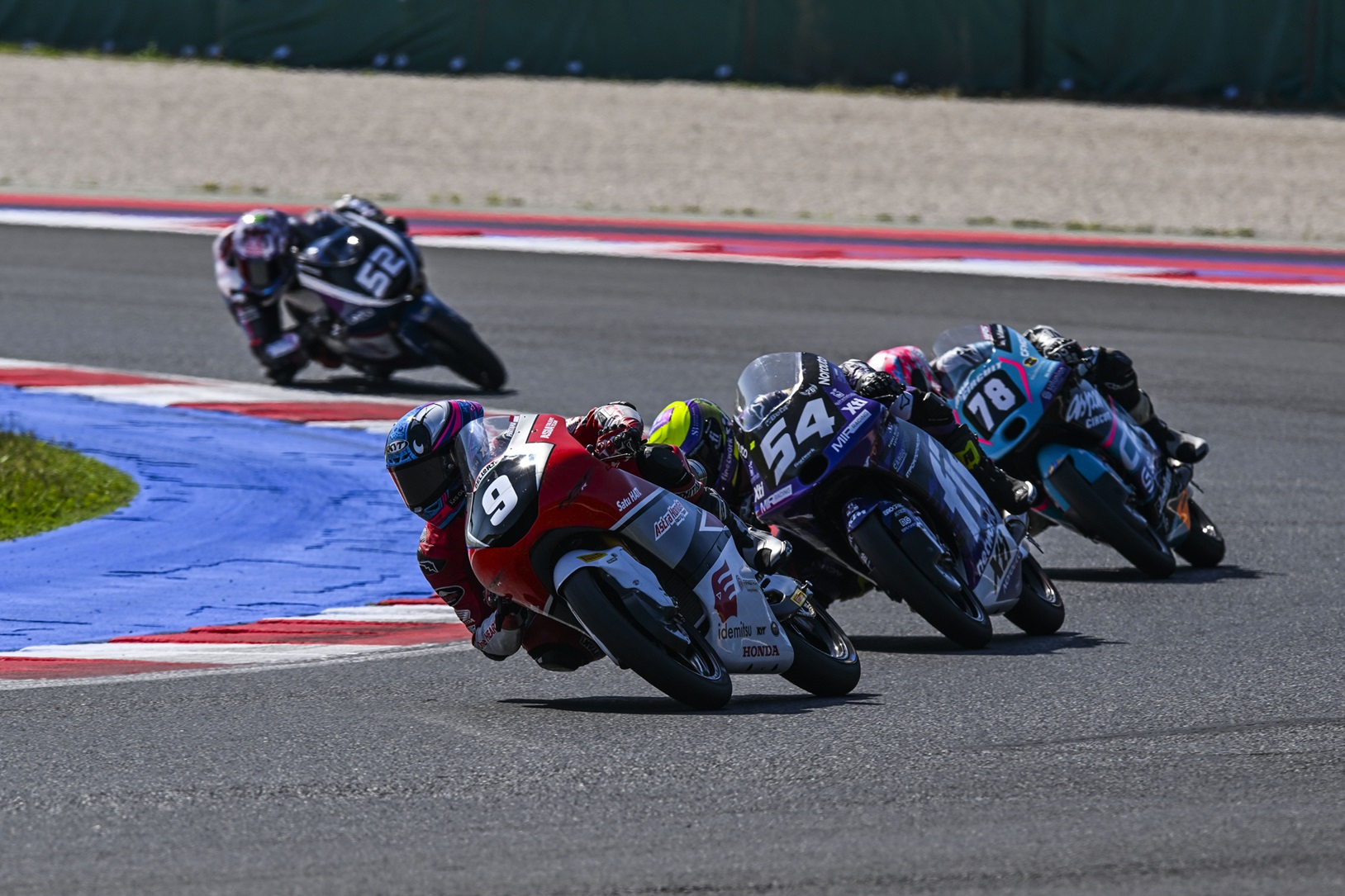 Pebalap Muda Astra Honda Tampil Garang, Veda Ega dan Ramadhipa Curi ...